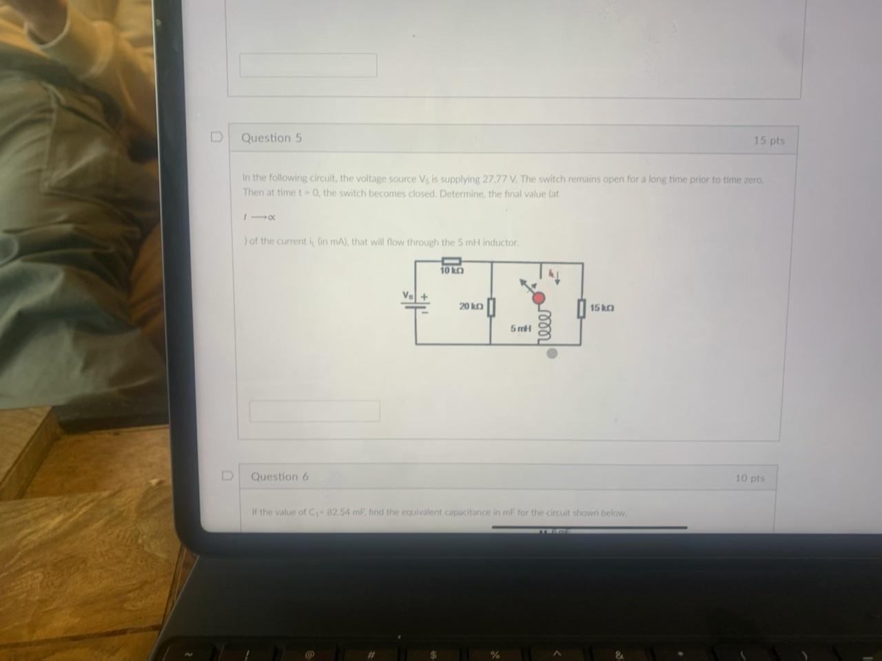 Solved In the following circuit, the voltage source Vs is | Chegg.com