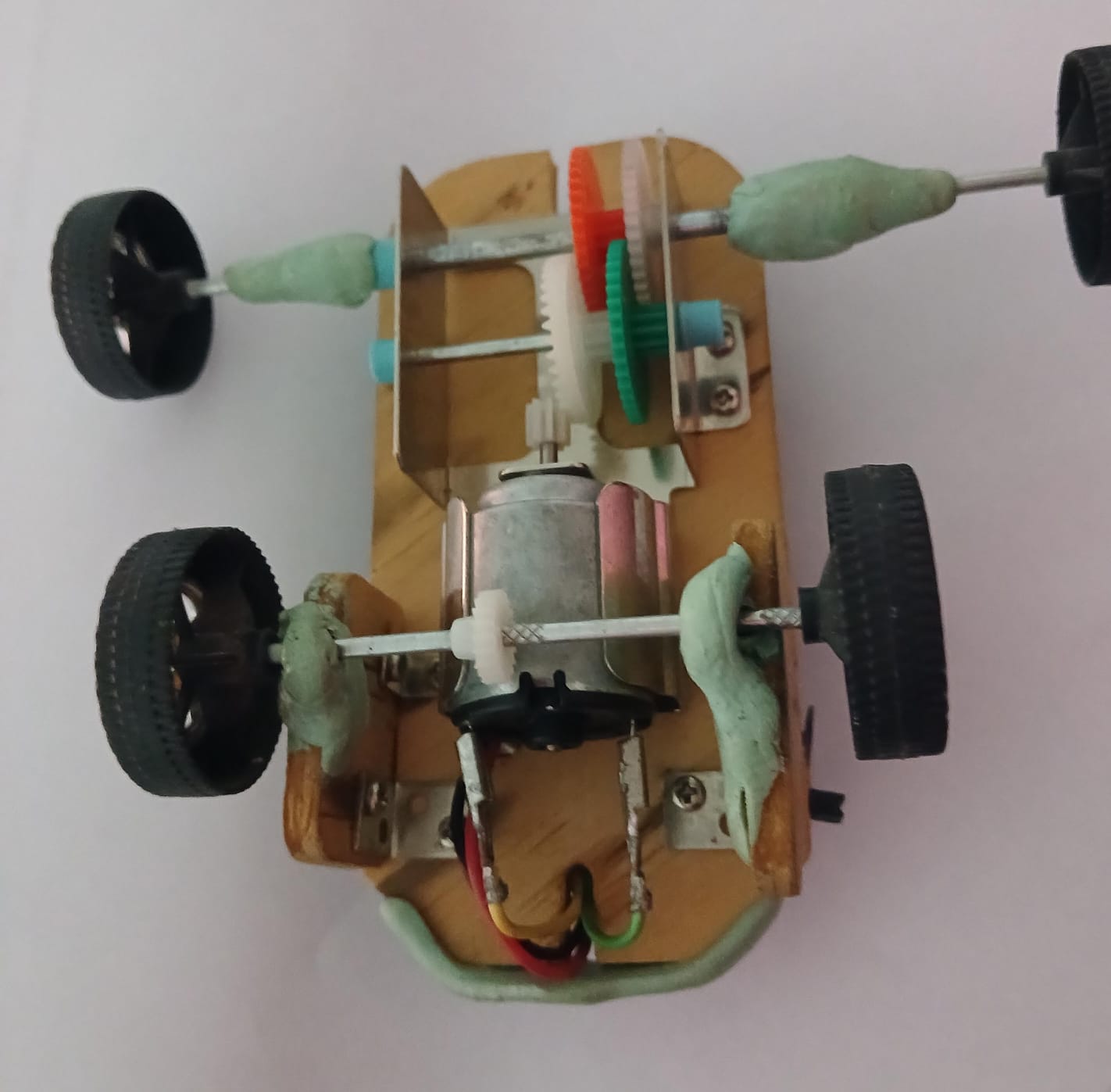 Solved Calcula la velocidad angular de cada uno de los | Chegg.com