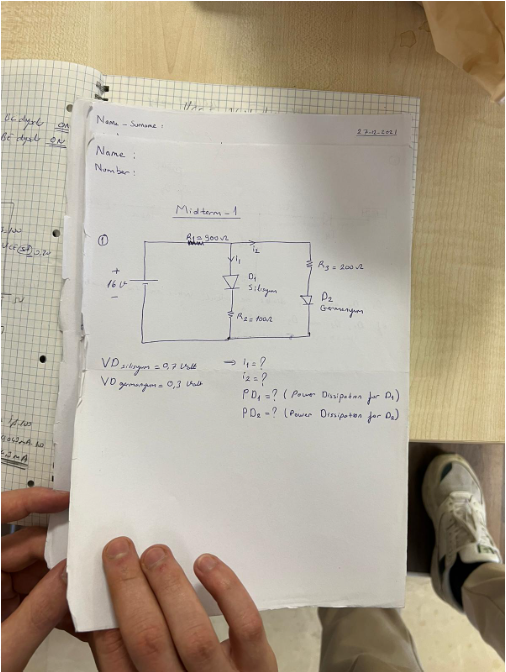 Solved VDarkrym =0,7Hol→i1=?VDgrmaitem =0,3 vad i2= ? PD1= ? | Chegg.com
