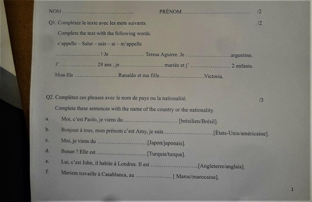 Q1. Complétez le texte avec les mots suivants. | Chegg.com