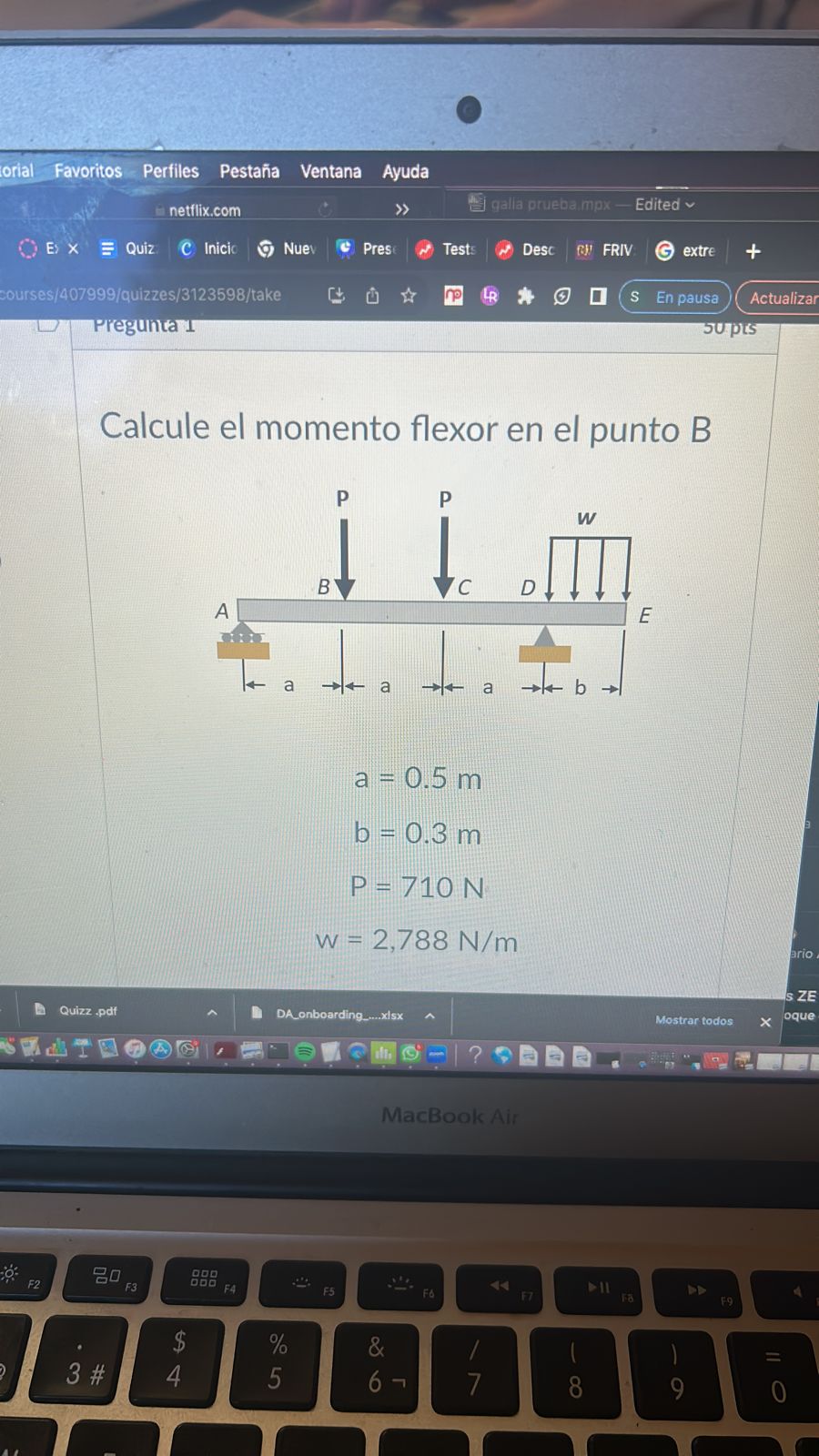 Solved Calcule el momento flexor en el punto | Chegg.com