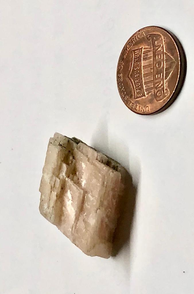 Solved What is the breakage pattern of this mineral? | Chegg.com