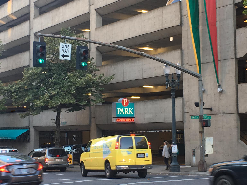 Solved Traffic light statics problem. Using free body | Chegg.com