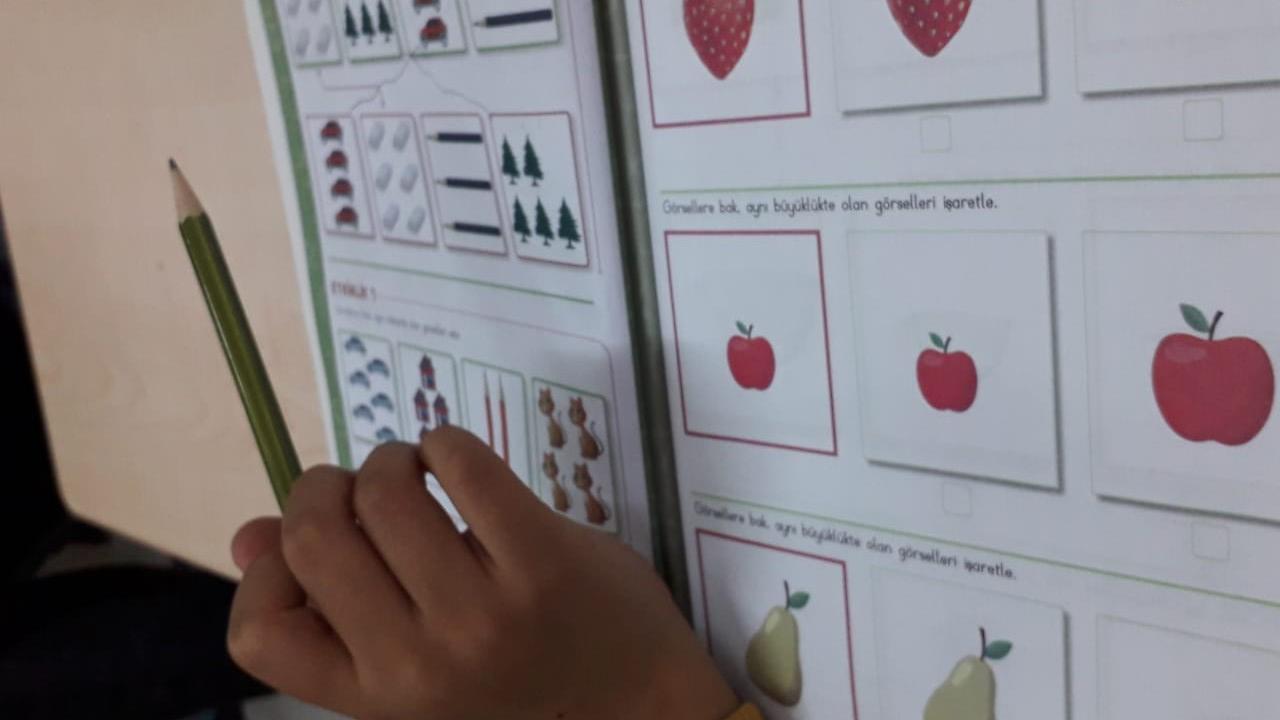 Solved (25 p) Explain the pn junction in equilibrium. Draw | Chegg.com