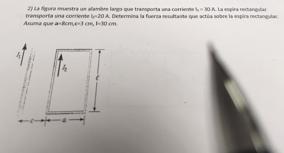 Solved La figura muestra un alambre largo que transporta una | Chegg.com