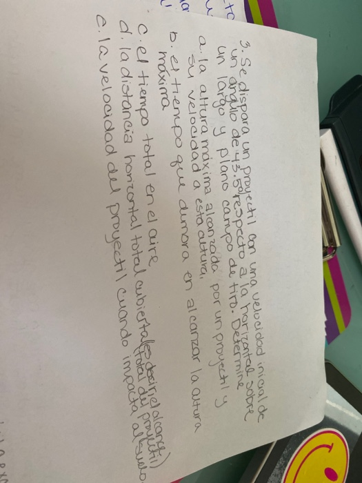 Solved 1. Se dispara un proyectil con una velocidad inicial | Chegg.com