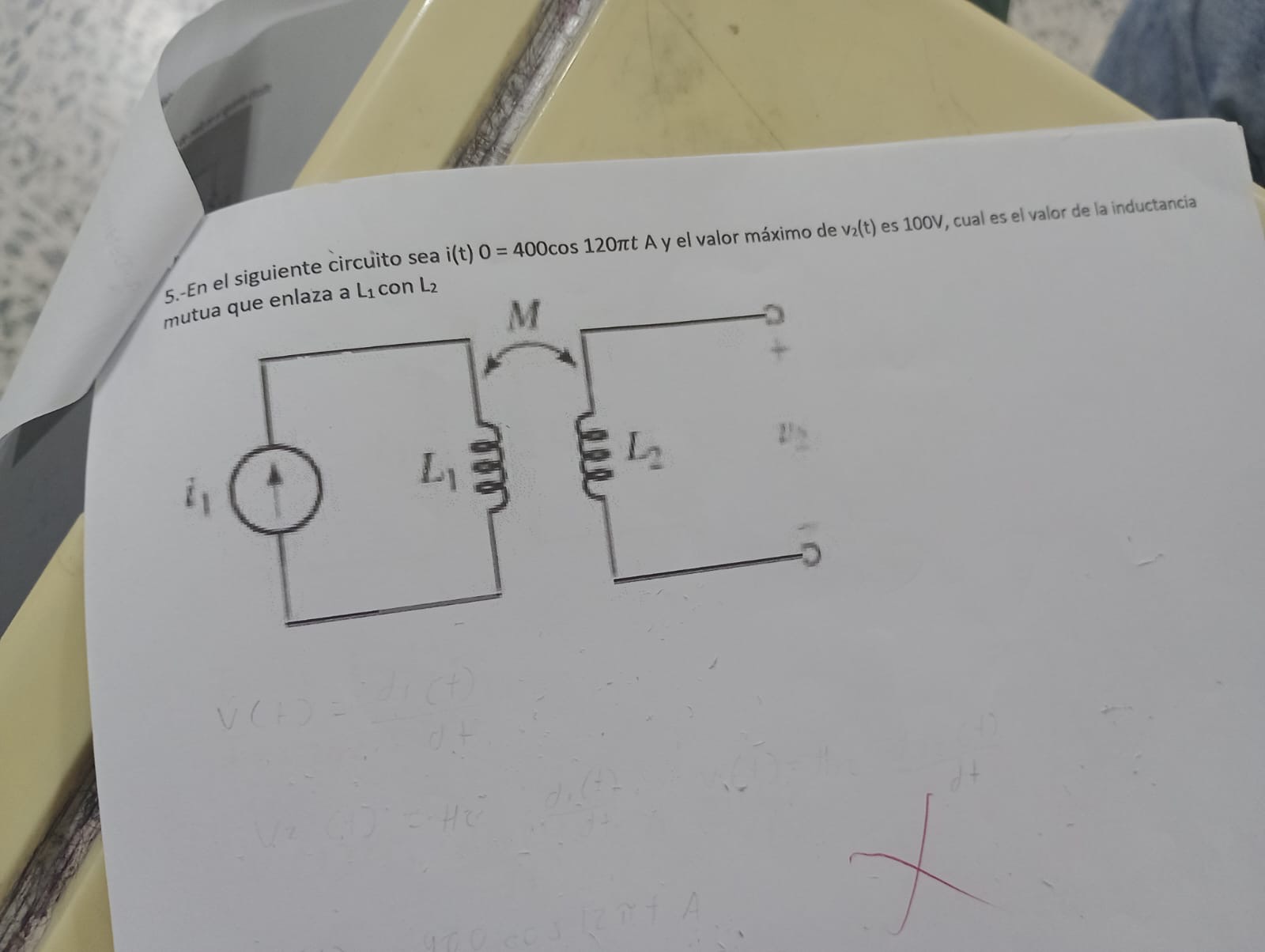 Solved En el siguiente circuito sea i(t)0=400cos120πt ﻿A y | Chegg.com