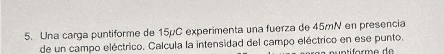 Solved Una carga puntiforme de 15μC ﻿experimenta una fuerza | Chegg.com